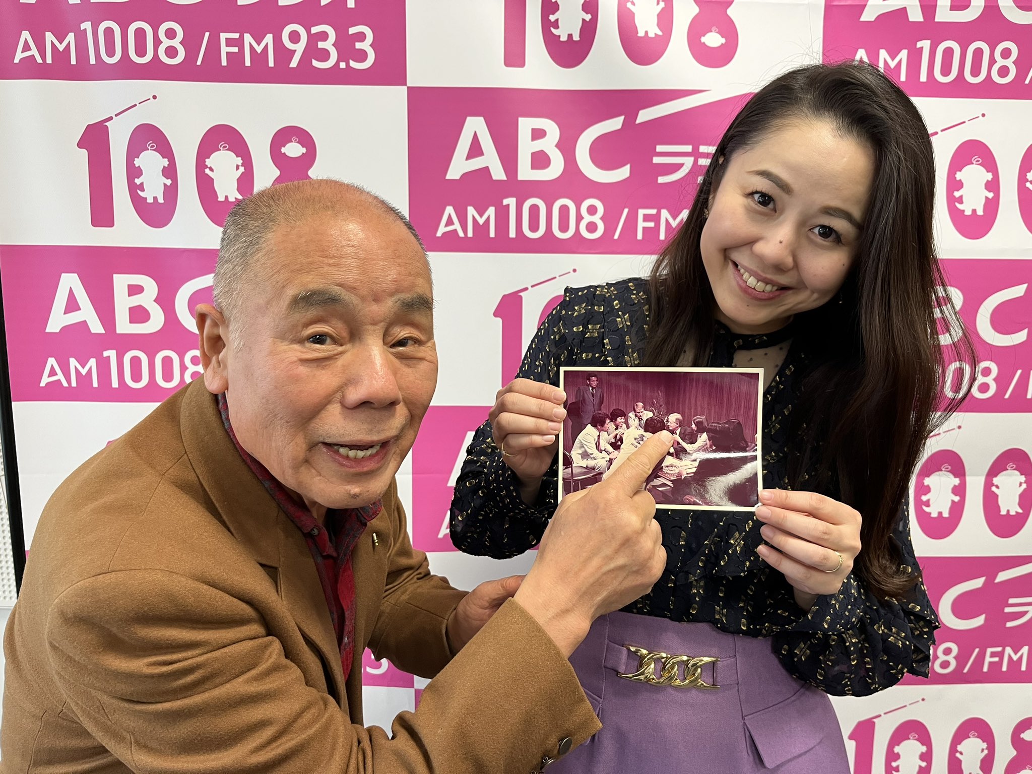 【公式】桑原征平 粋も甘いも on Twitter: "今週の征平さん思い出の写真はこちら📸 征平さんが指差しているのは、 アメリカ合衆国第39代大統領のカーター大統領です🇺🇸 #abcラジオ ...