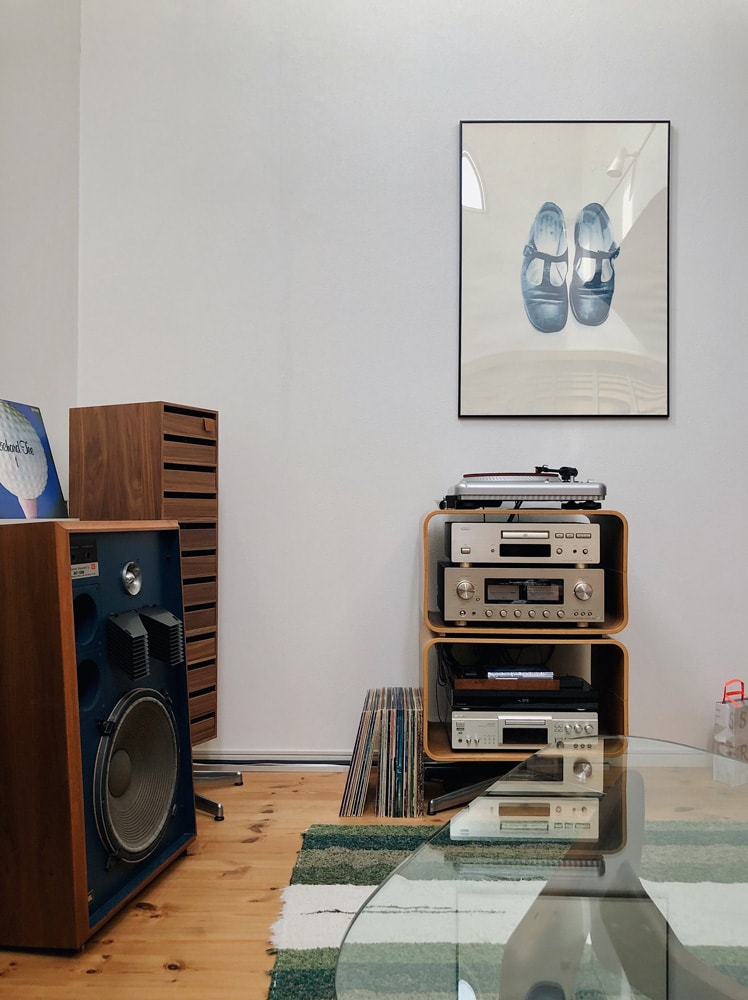 GINZA on Twitter: "【おしゃれな人の部屋を拝見🏠】共に重ねる日々。クリーンな環境づくりや経年変化を楽しみながら、育てていく家 ー 石上こころさん https://buff ...