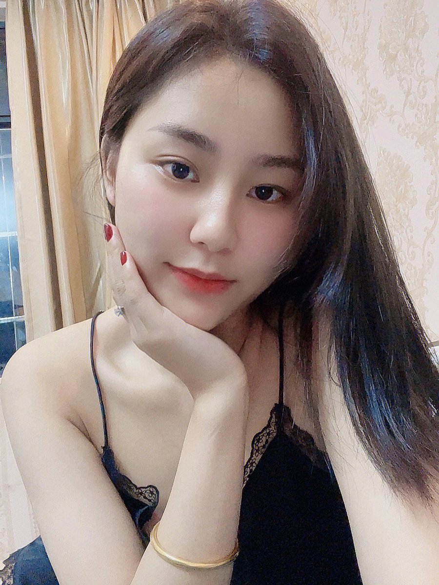他不止不喜欢你,还想耗着你,不止耗着你还一直吊着你,不止吊着你,还不喜欢你。哈哈哈蠢货