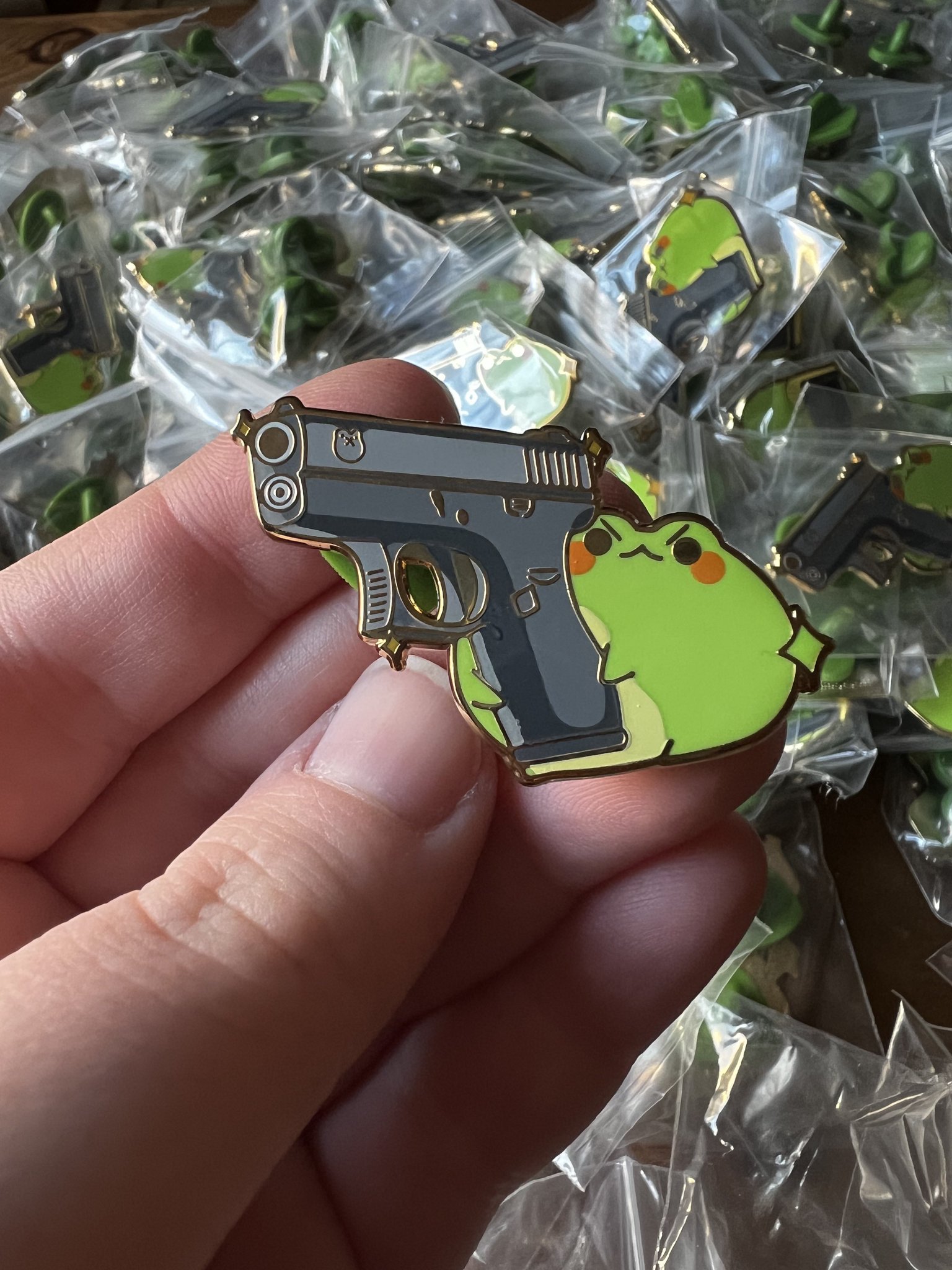 Rainbloom 🍂 on Twitter: "Who wants the gun frog with the green sparkle 😂 https://t.co/eP6QkH515C ...