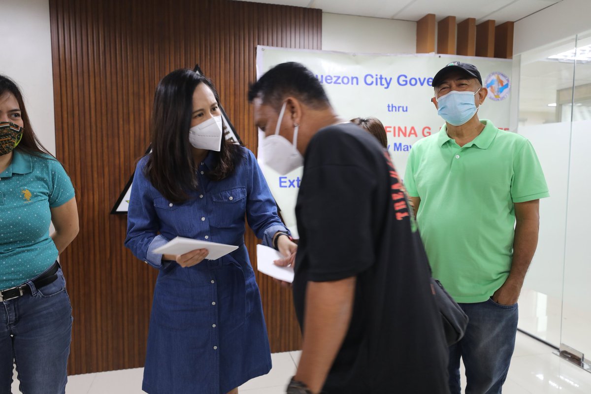 Quezon City Government on Twitter: "Katuwang ng alkalde sa pag abot ng tulong pinansiyal sina ...