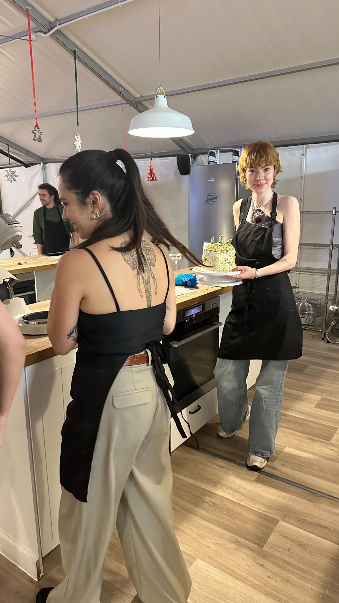 Jika on Twitter: "Had a very happy clay-mas with the team🎄🤶 (star baker inbound) https://t.co ...