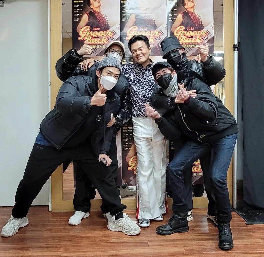 More 2PM-2 content! Another pic together with JYP (with Honeymoonz hugging 😢) just ok mari 🐱🐶🐼 ...