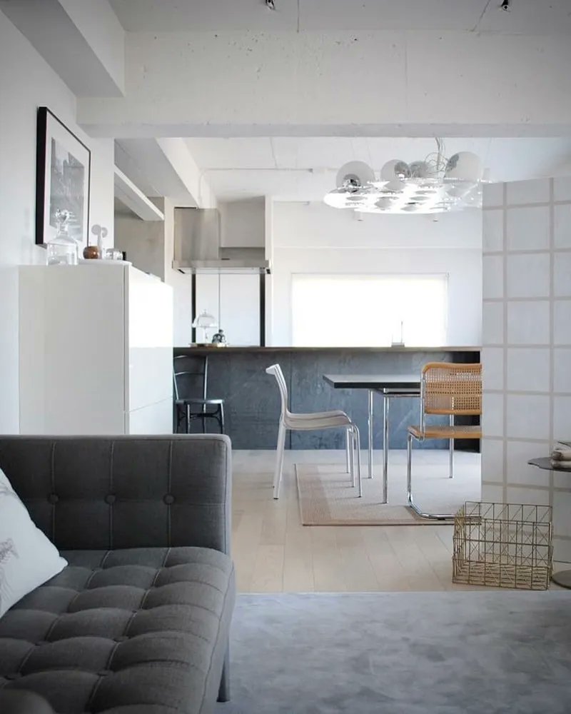 GINZA on Twitter: "私と部屋 vol.98 点在するオプティカルな光。環境を生かしたリノベーションで、癒しの空間へ ー 守 真史さん https://buff.ly/3DxqwZW"