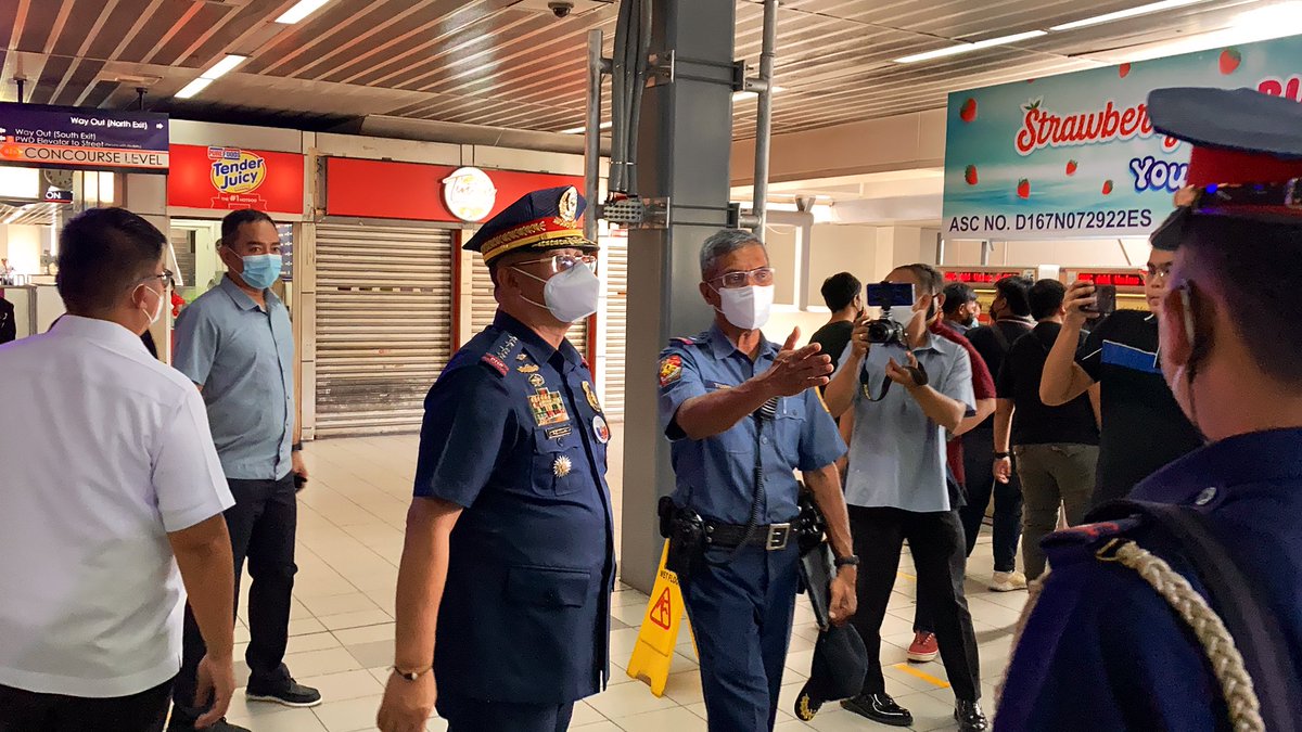 DZBB Super Radyo on Twitter: "LOOK: Nag-inspeksyon si PNP Chief PGEN Rodolfo Azurin, Junior sa ...
