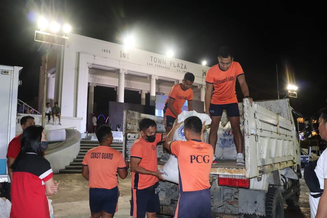 Philippine Coast Guard on Twitter: "PAMASKONG HANDOG PARA SA MGA MANGINGISDA 🧡 Tumulong ang ...