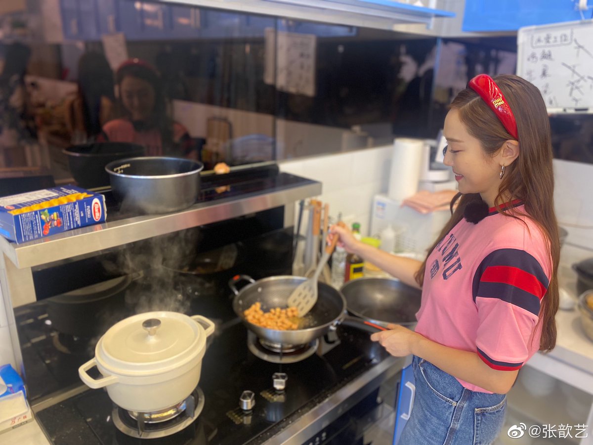 Ri on Twitter: "221224 Jessica Jung @ Zhang Xinyi's Weibo ErJie said Jessica felt so hot that's ...