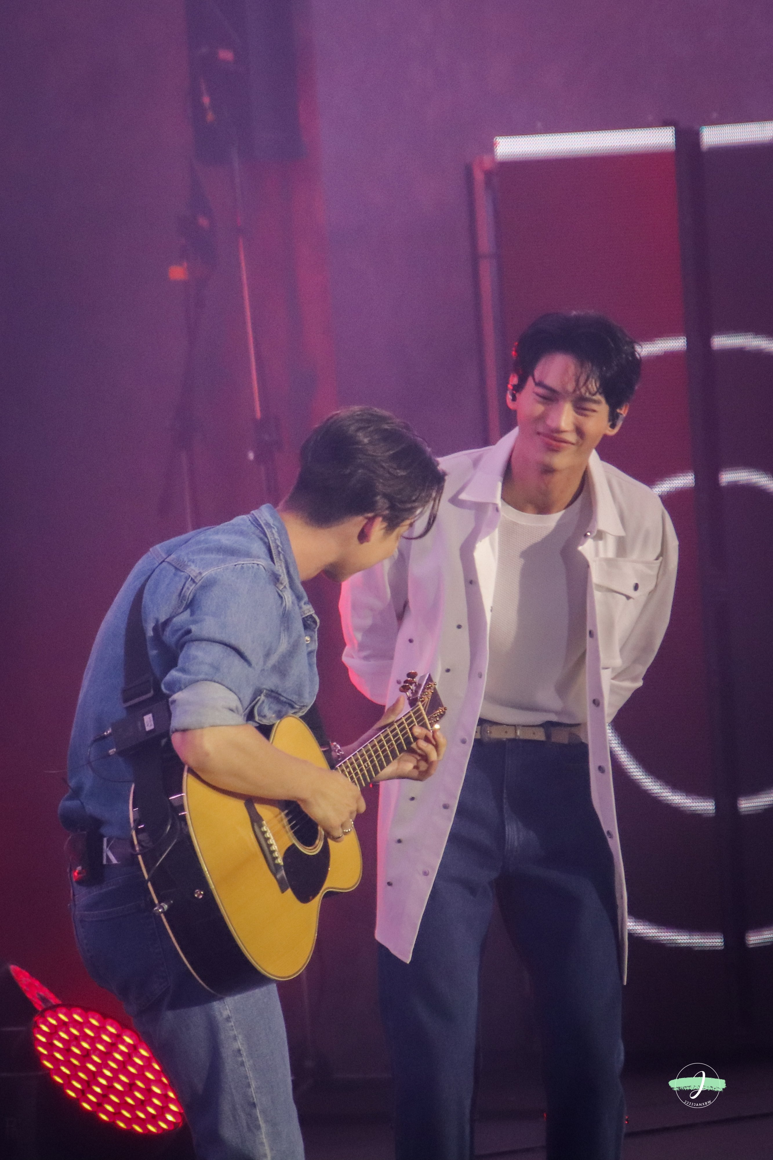 🐷 on Twitter: "ขอดูพี่ไบร์ทโซโล่กีตาร์หน่อยนะ 🥰 BW SIDE by SIDE #BrightWinConcert #ไบร์ทวิน ...