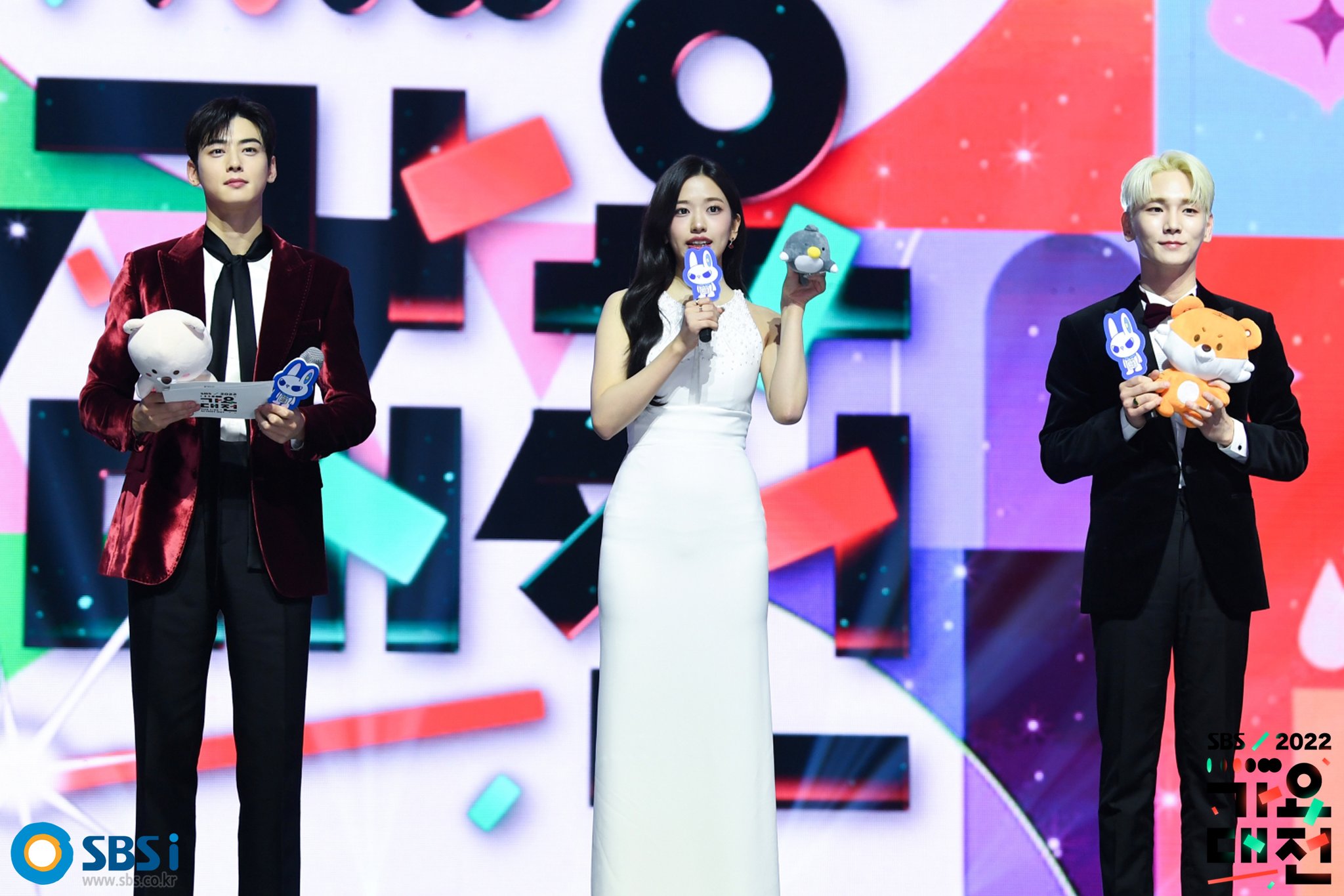 SBS 인기가요 (SBS Inkigayo) on Twitter: "📍2022 SBS 가요대전🎄 키X차은우X안유진 3MC 현장포토📸 MORE🔗https://t.co ...