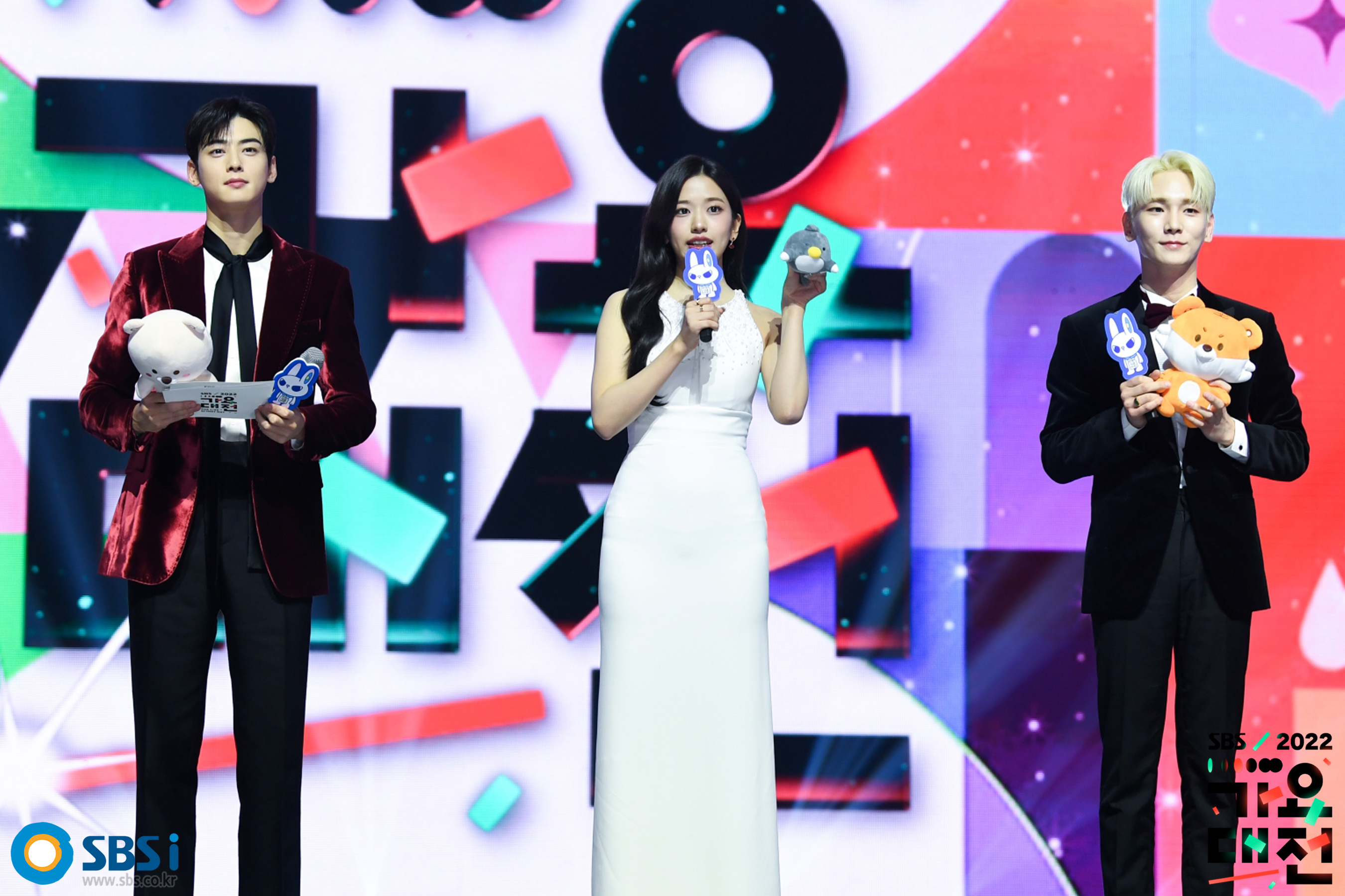 SBS 인기가요 (SBS Inkigayo) on Twitter: "📍2022 SBS 가요대전🎄 키X차은우X안유진 3MC 현장포토📸 MORE🔗https://t.co ...