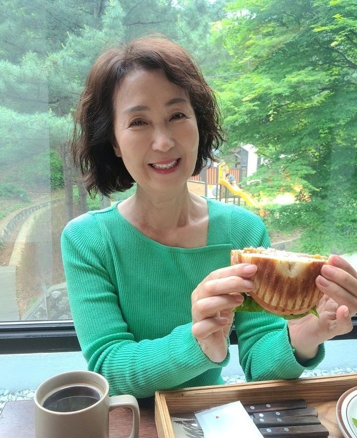 熟女阿姨 On Twitter 抹了精液的面包,我是大爱!平时口就喜欢吃精子,年轻人的精子充满活力,稍微粘稠一点的,我也是熟女榨汁机,这个抹了对面单男精液的面包让我难忘的一次,如果你的精子