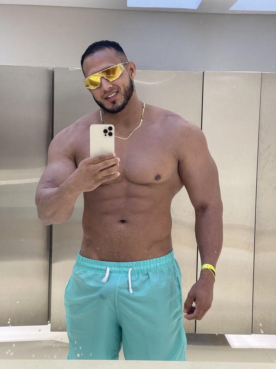 Eros steel on Twitter: "La tengo mojada! Venga y se atraganta 😂😋 Rt y ️ que yo lo llevo en la ...