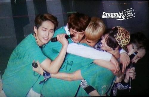 vic LÊ O FIXADO on Twitter: "RT @isSHINeeback: SHINee ot5 hugs to cleanse your tl