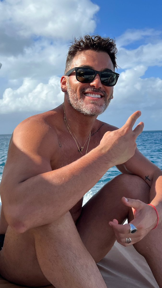 Hot Dudes Good Mood 🇺🇦 on Twitter: "RT @Mauricio_Mejia: 😎"