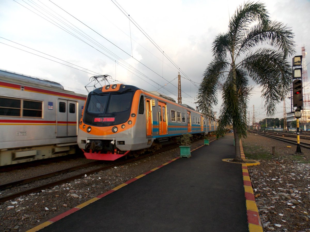 透明化された無月庵(風月堂) on Twitter: "(続)インドネシアの鉄道は日本の中古電車だけでなく国産車両も注目！ インダストリ・クレタ・アピ【ウィキペディア】 https://ja ...