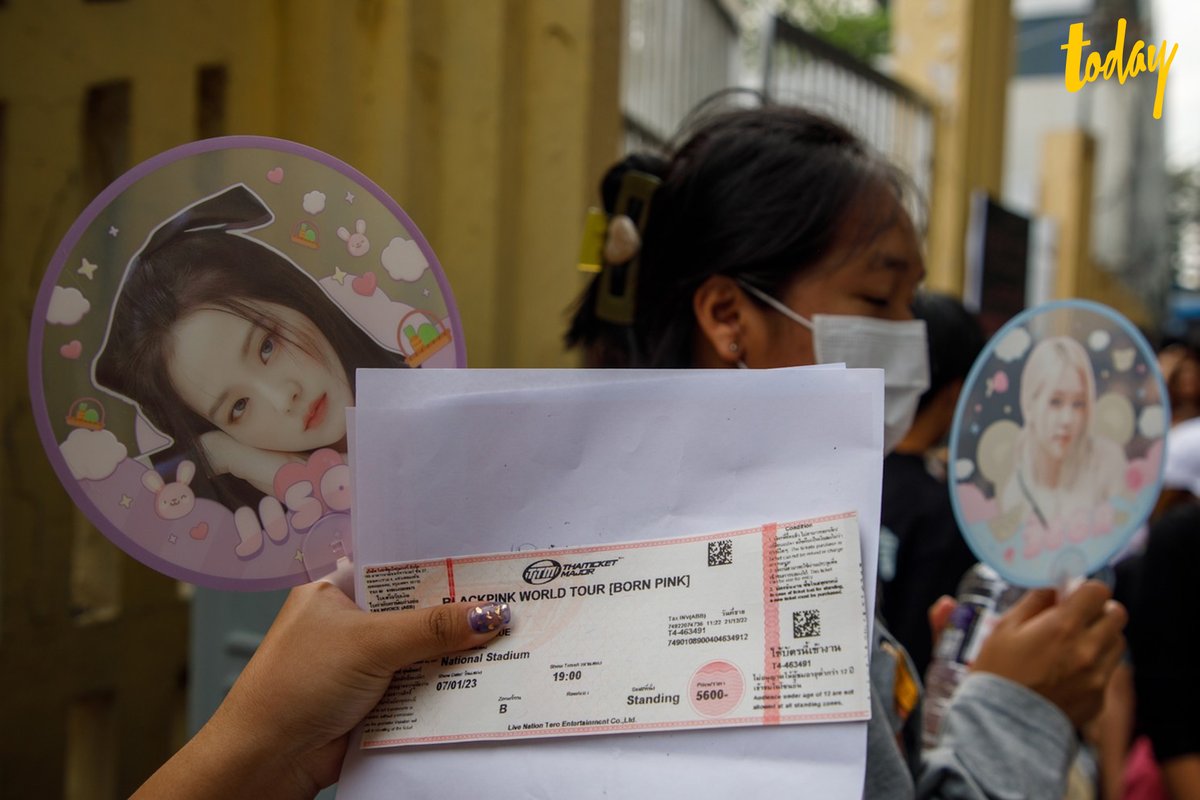 workpointTODAY on Twitter: "บรรยากาศรอบสนามศุภชลาศัย ชาวบลิ๊งค์พร้อมมาก กับคอนเสิร์ต BLACKPINK ...