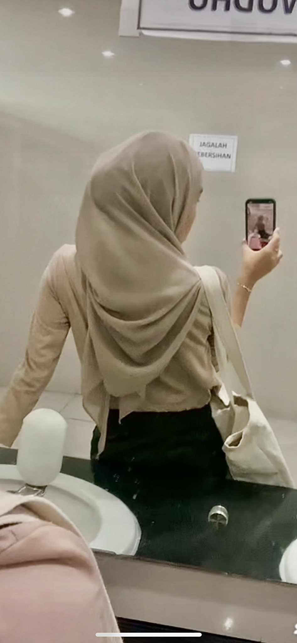 nabila on Twitter: "@ohmybeautybank warna hijab aku rata2 gini semua wkwk ada 10 lebih beda2 tp ...