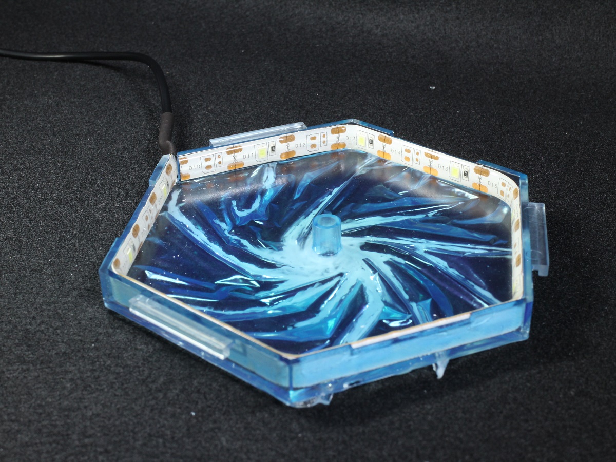 ダイソー『LEDテープライト』がSNSで話題に！インテリア、フィギュア、ミニチュアのライトアップにも | Jocee