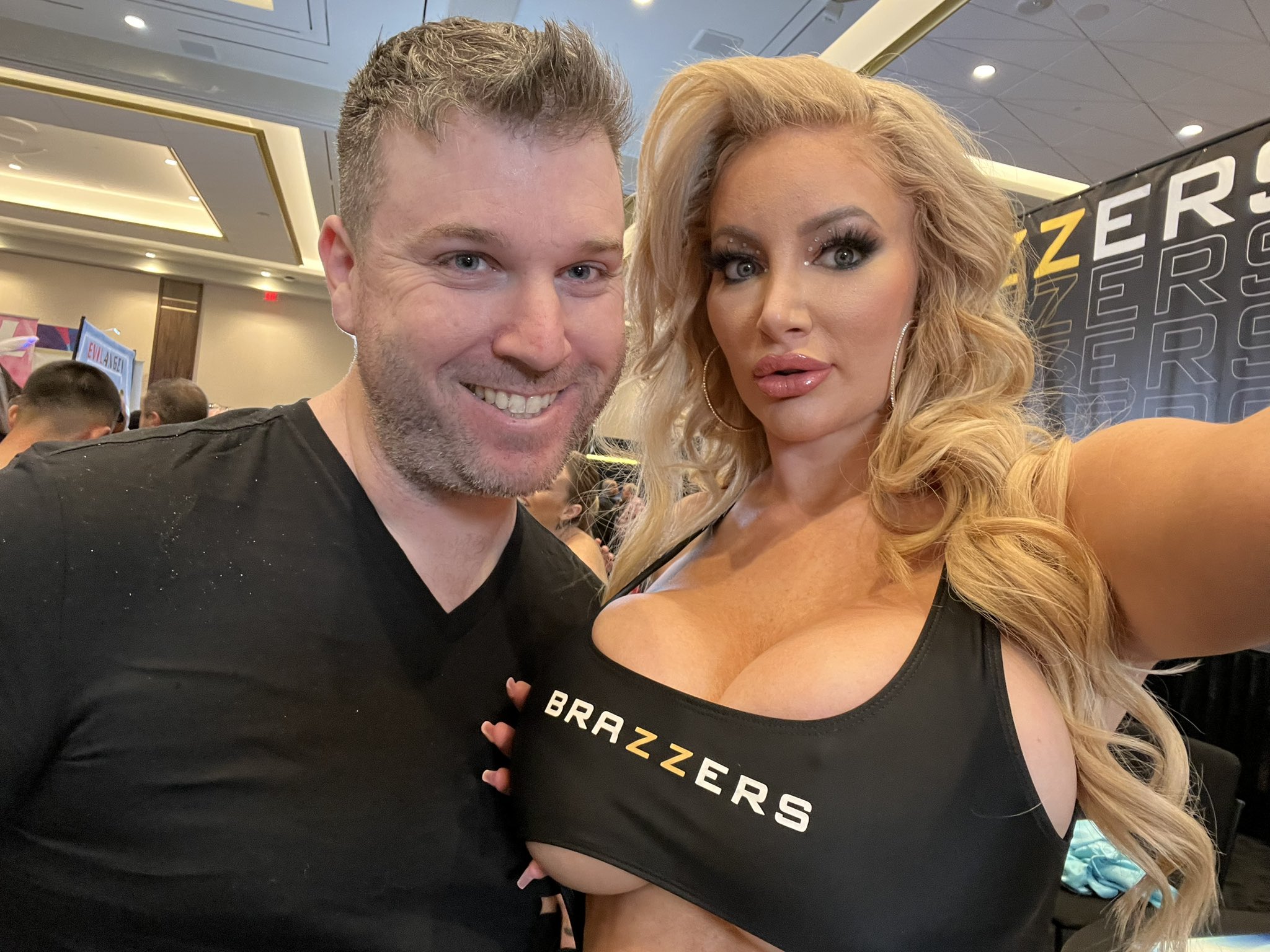 TW Pornstars - 3 pic. The Huge Boob Hound. Twitter. Was waiting all week to get picture with ...