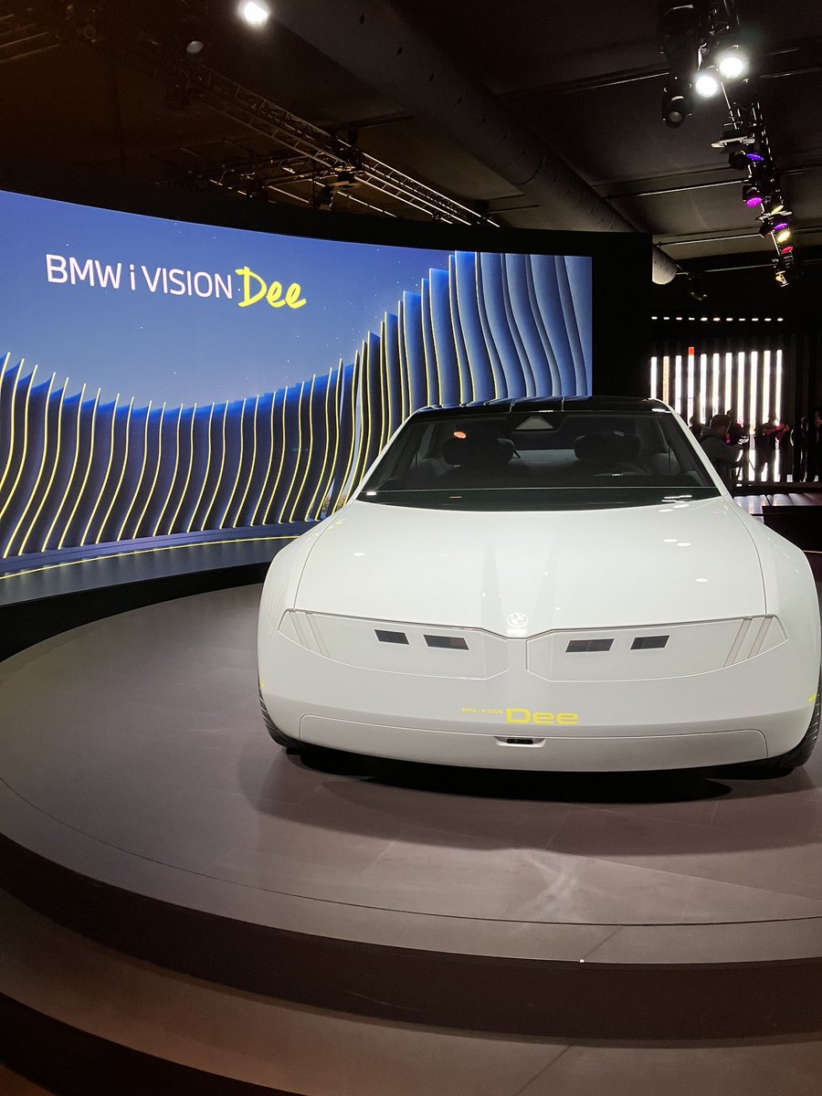 Yoshida Koki 吉田弘毅 on Twitter: "BMW 車体の色がどんどん変わる車が展示されていました"