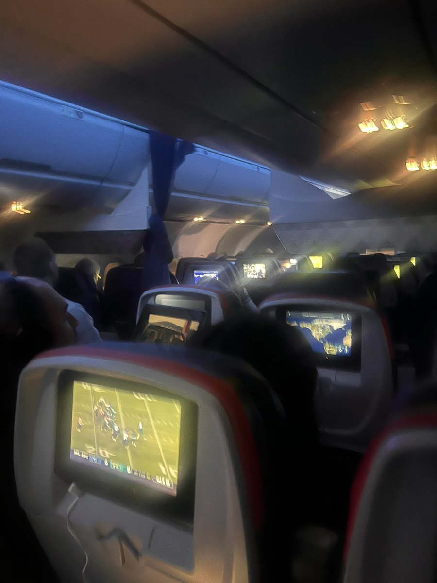 TheDanDangler on Twitter: "Delta took our entire plane to the wrong gate. There is about half a ...