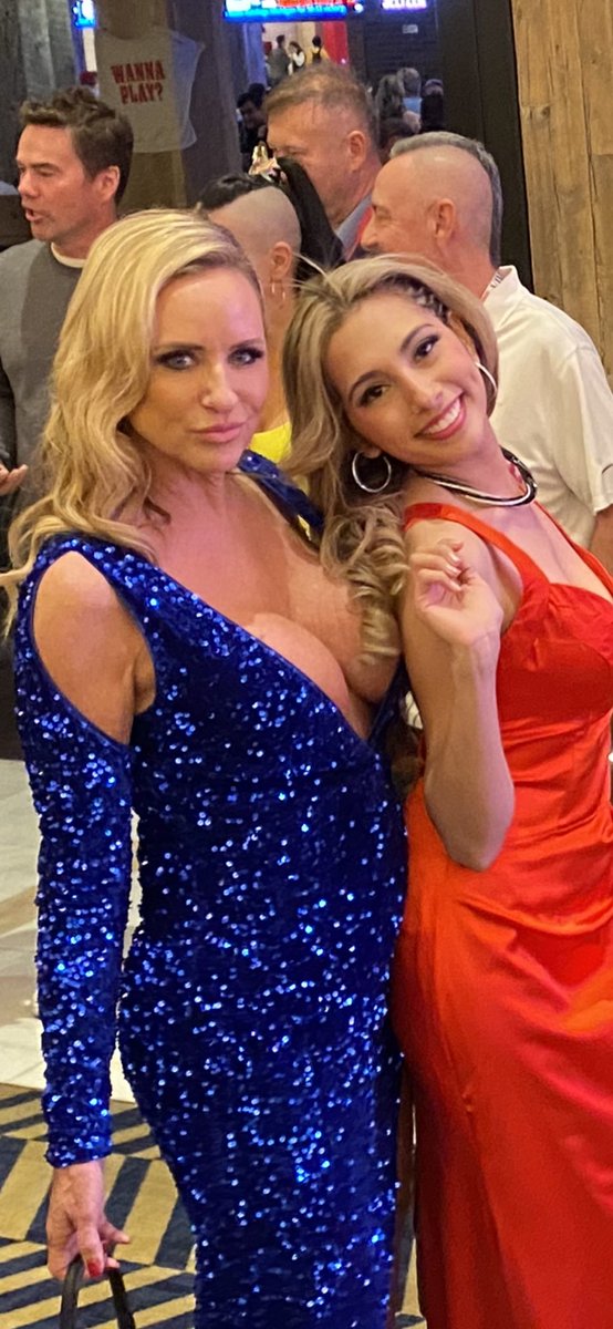 Jodi West® on Twitter: "AVN w my girl Lindsey. #redcarpet"