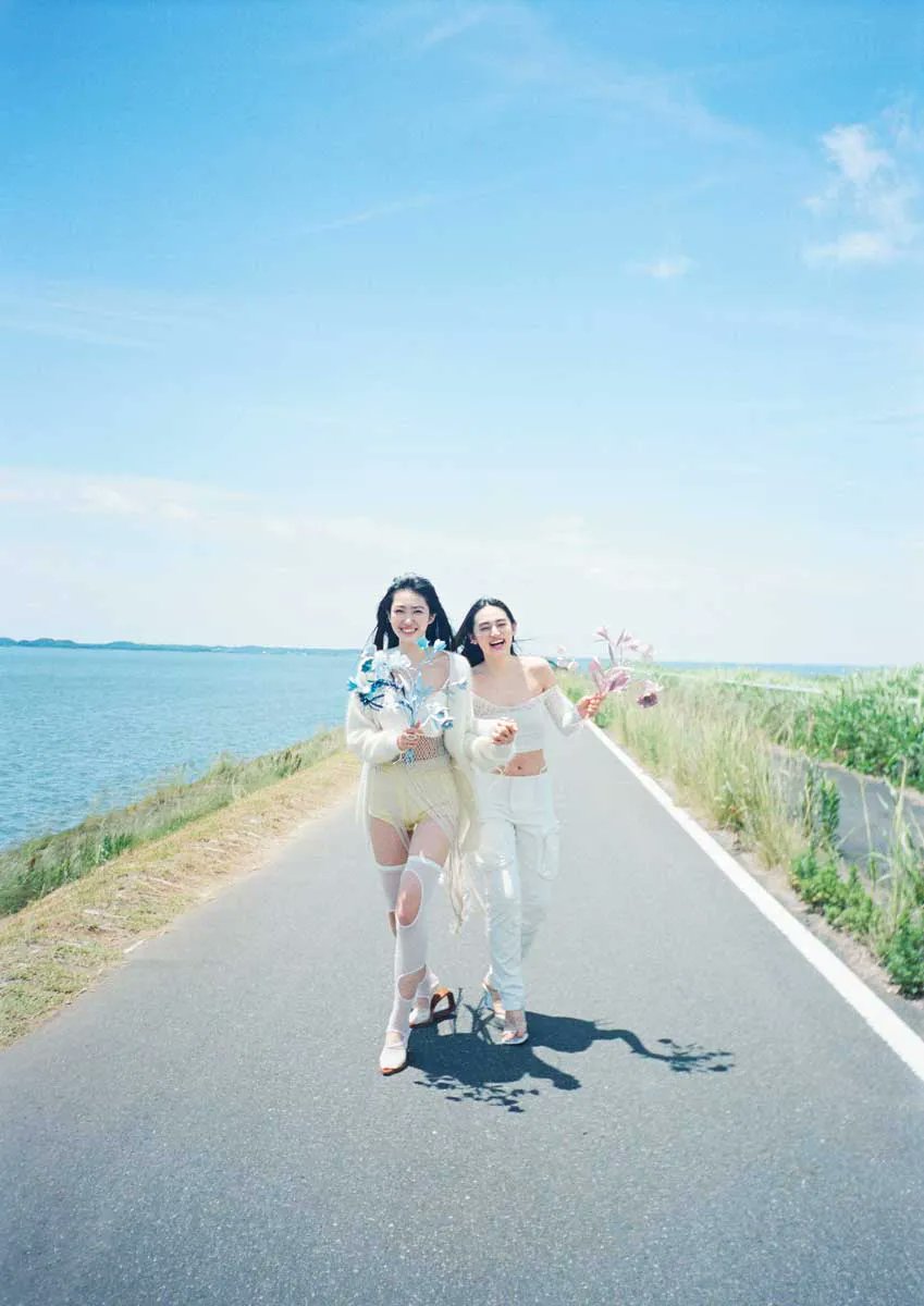 GINZA on Twitter: "GINZAがいま注目している、女優の八木莉可子さんと瑚々さんが初共演♡みずみずしい雰囲気をまとう彼女たちが、徐々に仲良くなっていくひとときを追いかけました ...