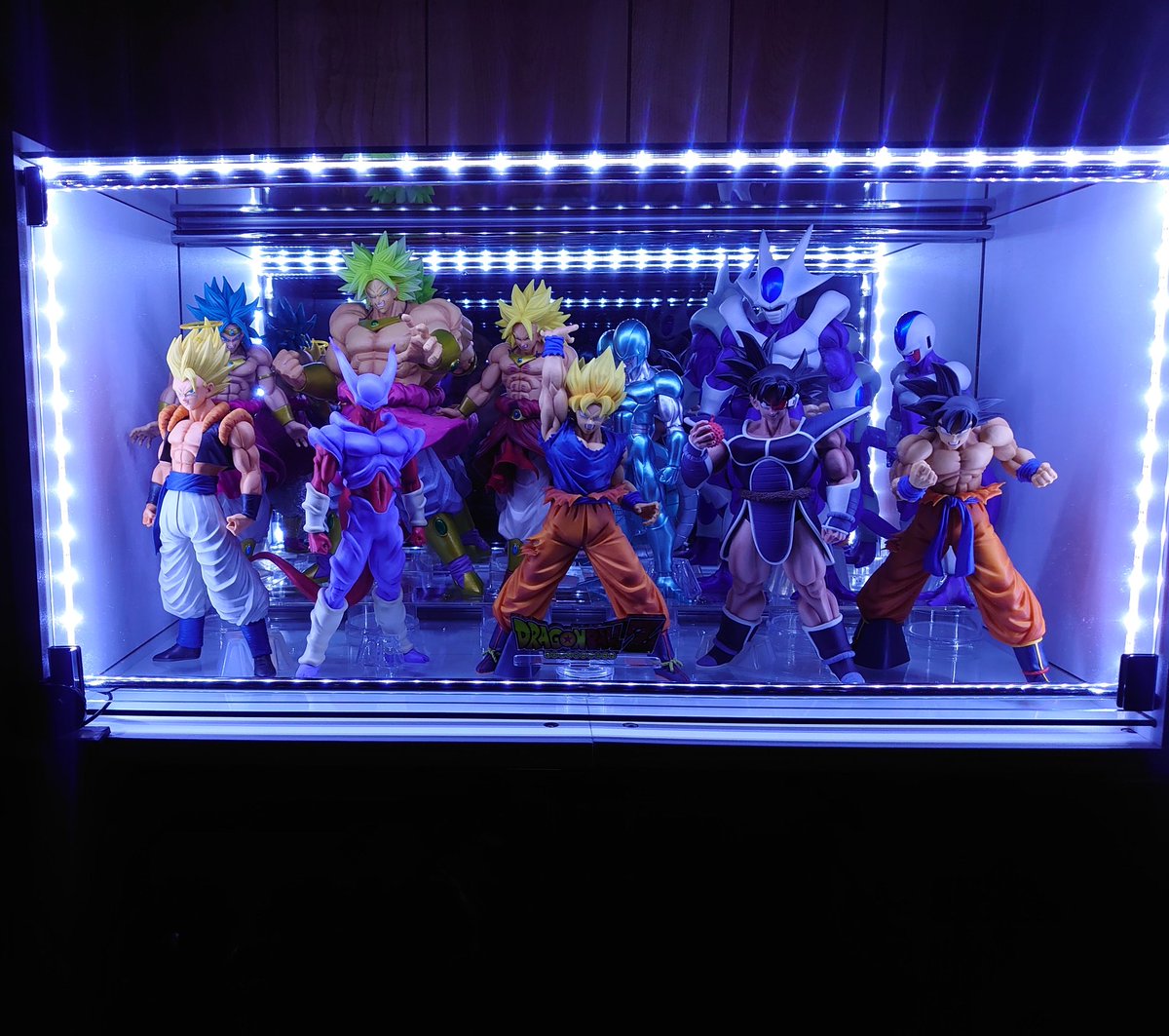 ダイソー『LEDテープライト』がSNSで話題に！インテリア、フィギュア、ミニチュアのライトアップにも | Jocee