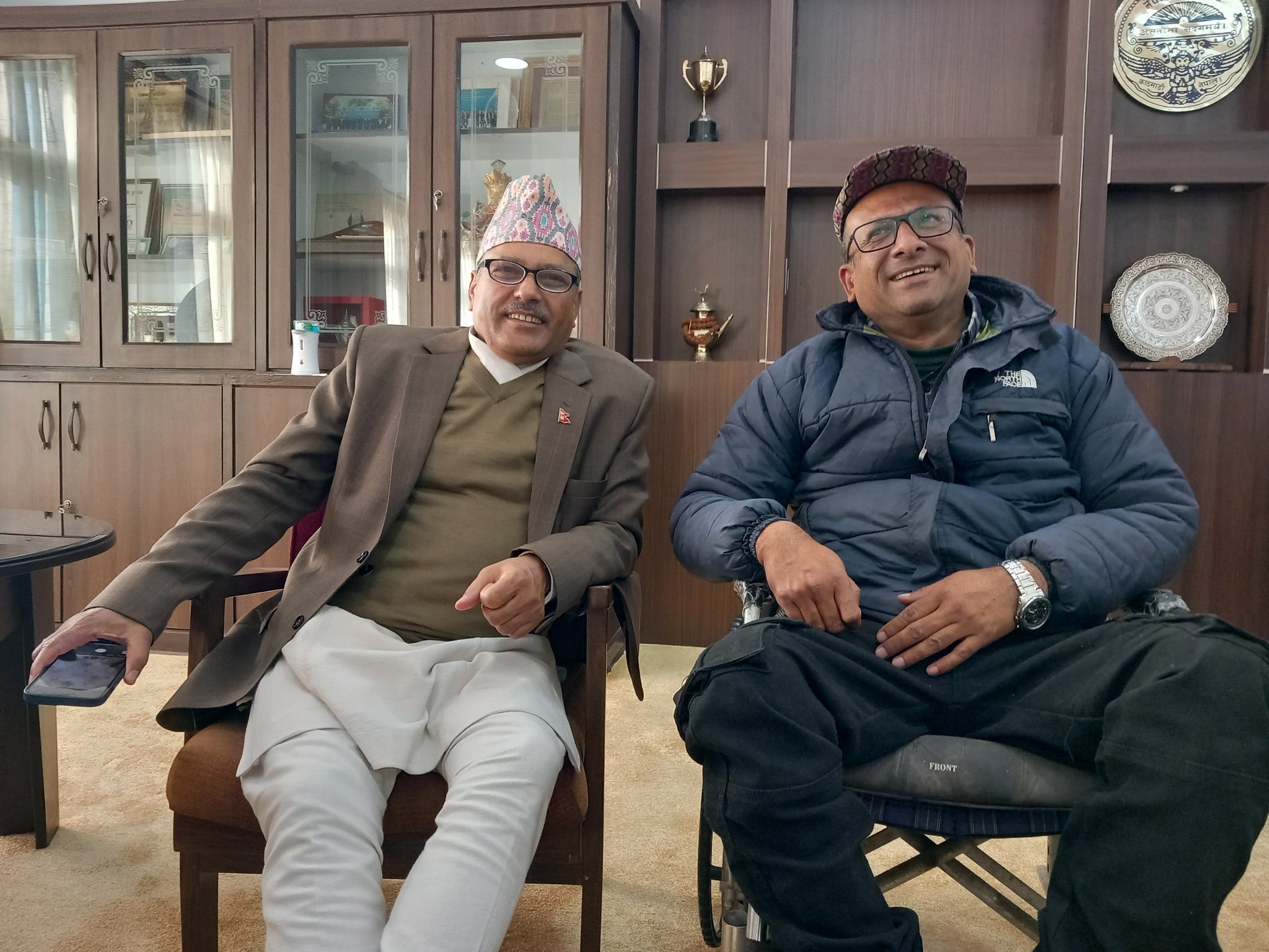 Gajendra S. Budhathoki ♿ on Twitter: "करिब डेढ दशकपछि राष्ट्र बैंकमा। आदरणीय गभर्नर महाप्रसाद ...