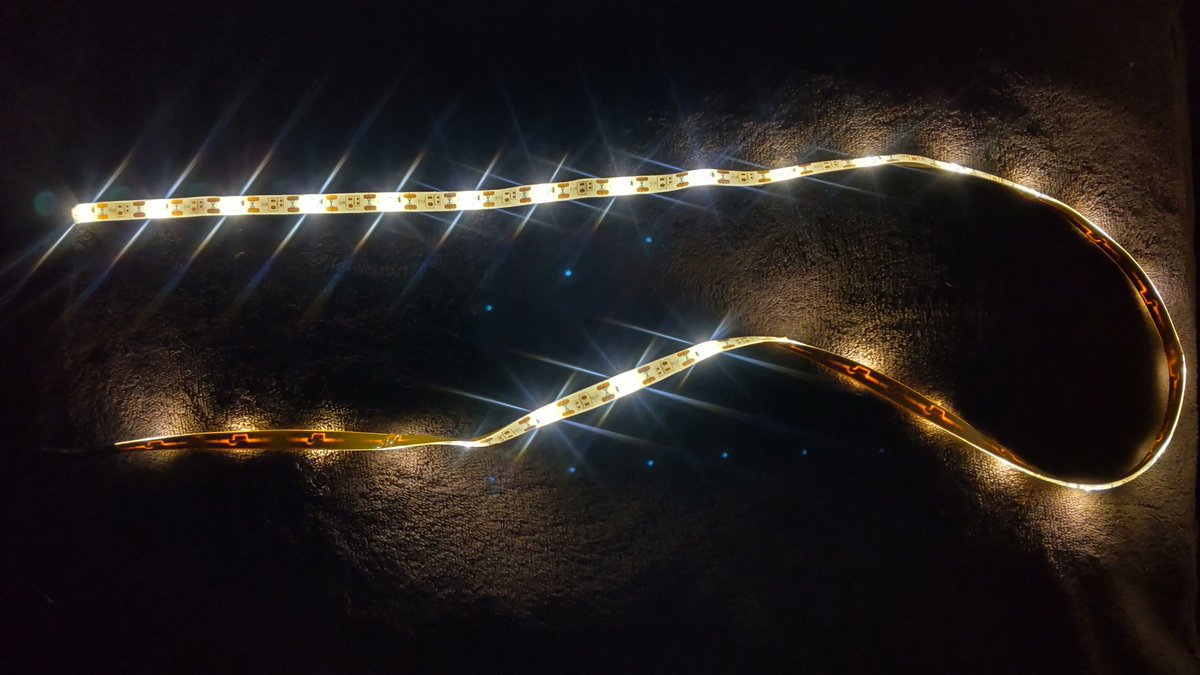 ダイソー『LEDテープライト』がSNSで話題に！インテリア、フィギュア、ミニチュアのライトアップにも | Jocee