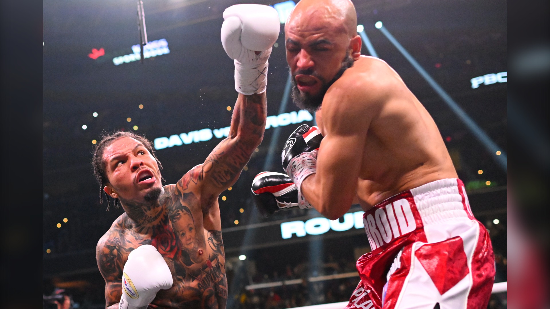 CP24 on Twitter: "Davis beats Garcia by TKO, retains WBA lightweight title https://t.co ...