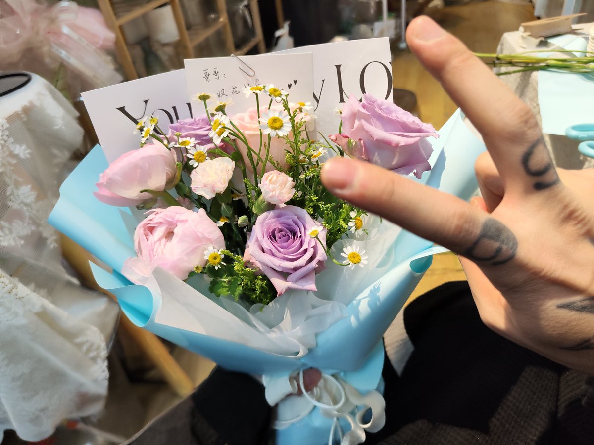 渔渔yu On Twitter 这几天都和哥哥混在一起,哥哥是那种表面满身纹身30岁不爱说话的酷哥,但是其实会因为我要回家两天哭。哥哥表面上说叫我来他家他看着我写论文,其实一直在勾引我操他