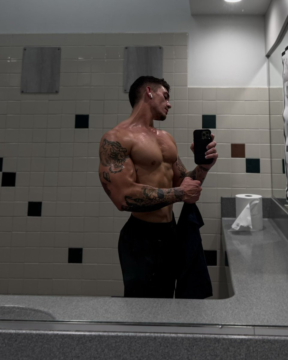 Sixam on Twitter: "RT @raphplayground: Netflix and chill?"