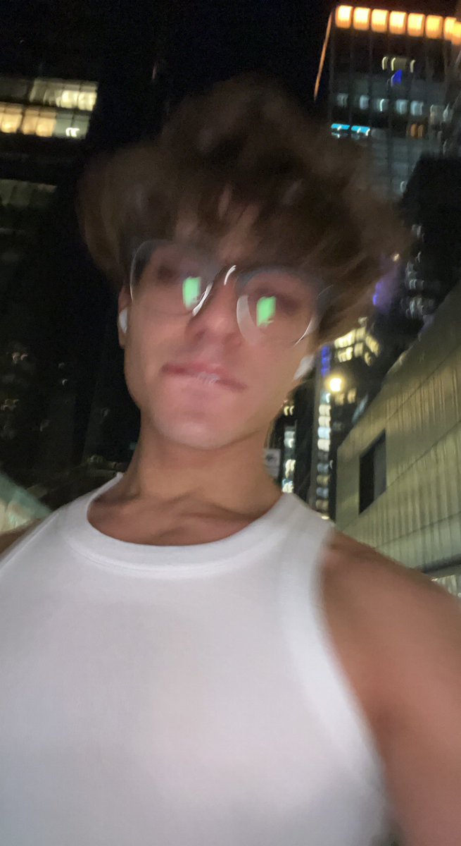 Daniel On Twitter Whys Ur Phone In Ur Left Hand Rn Put It Back In