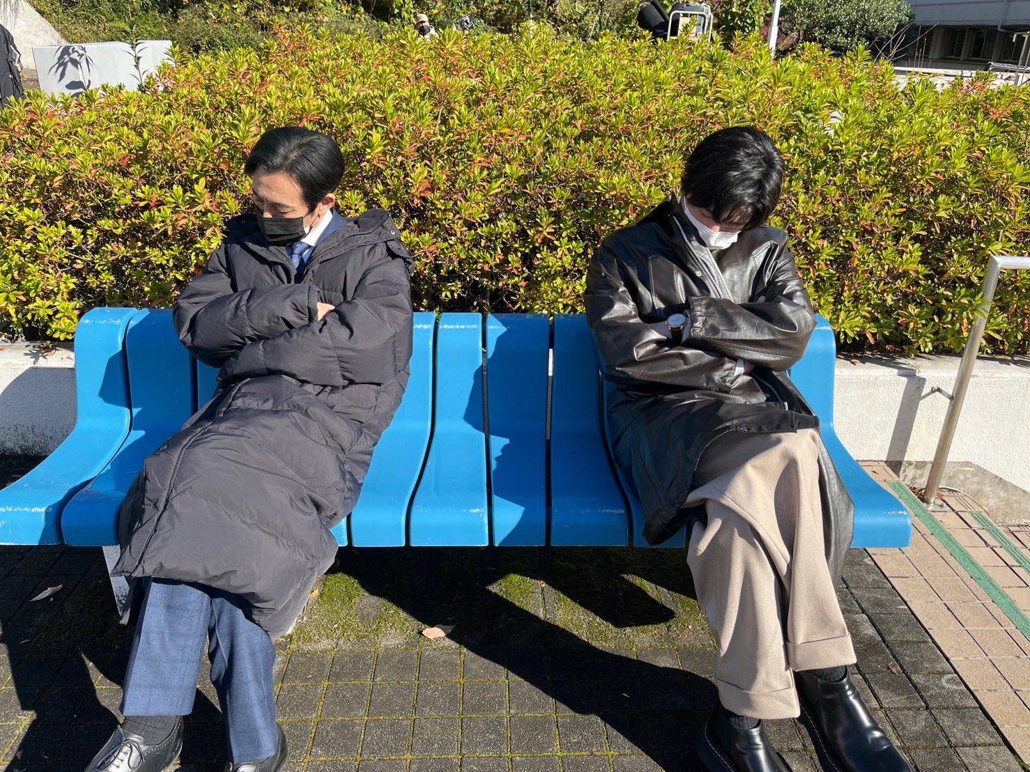 リバーサルオーケストラ【公式】1月11日スタート新水曜ドラマ On Twitter オフショ公開🌟本日はこちら‼️ 待ち時間中の 田中圭 さんと 岡部たかし さんコンビ📸 日向のベンチ