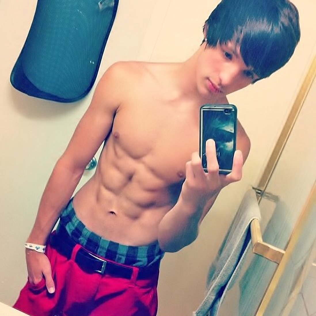 Guy Selfie Abs