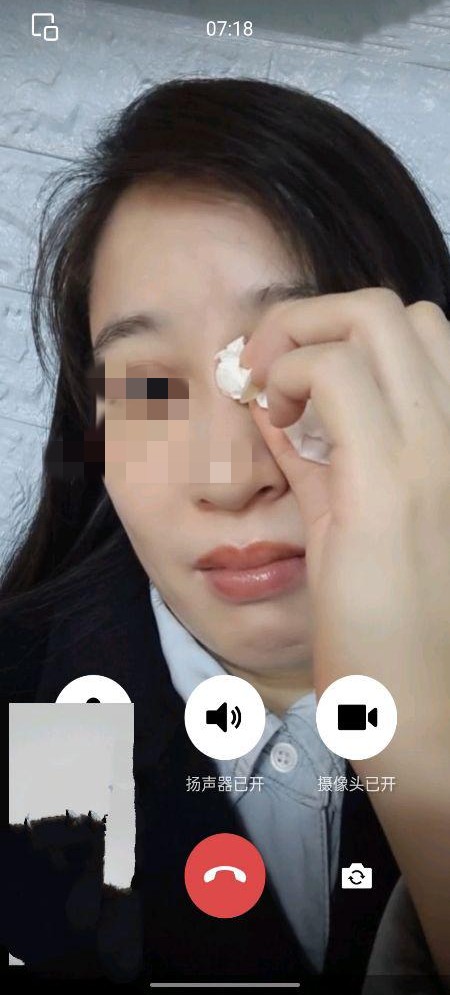 我爱姐姐 On Twitter 上午挨批又在赶没做完的事情,一直没看手机,后来大家去吃饭了才发现中午了,看下手机老姐打了几个电话和语音电话, 都没接到,而且留言说急哭了。 阴差阳错的来这么