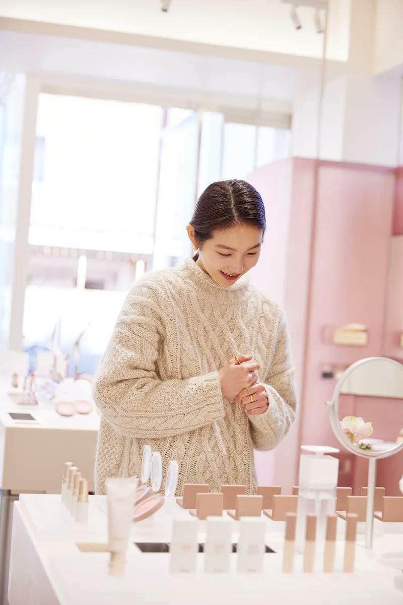 GINZA on Twitter: "〈hince〉をこよなく愛している加藤順子さんと在原みゆ紀さんのおふたりに、ファンならではの目線で新店舗を回ってもらいました。https://buff ...