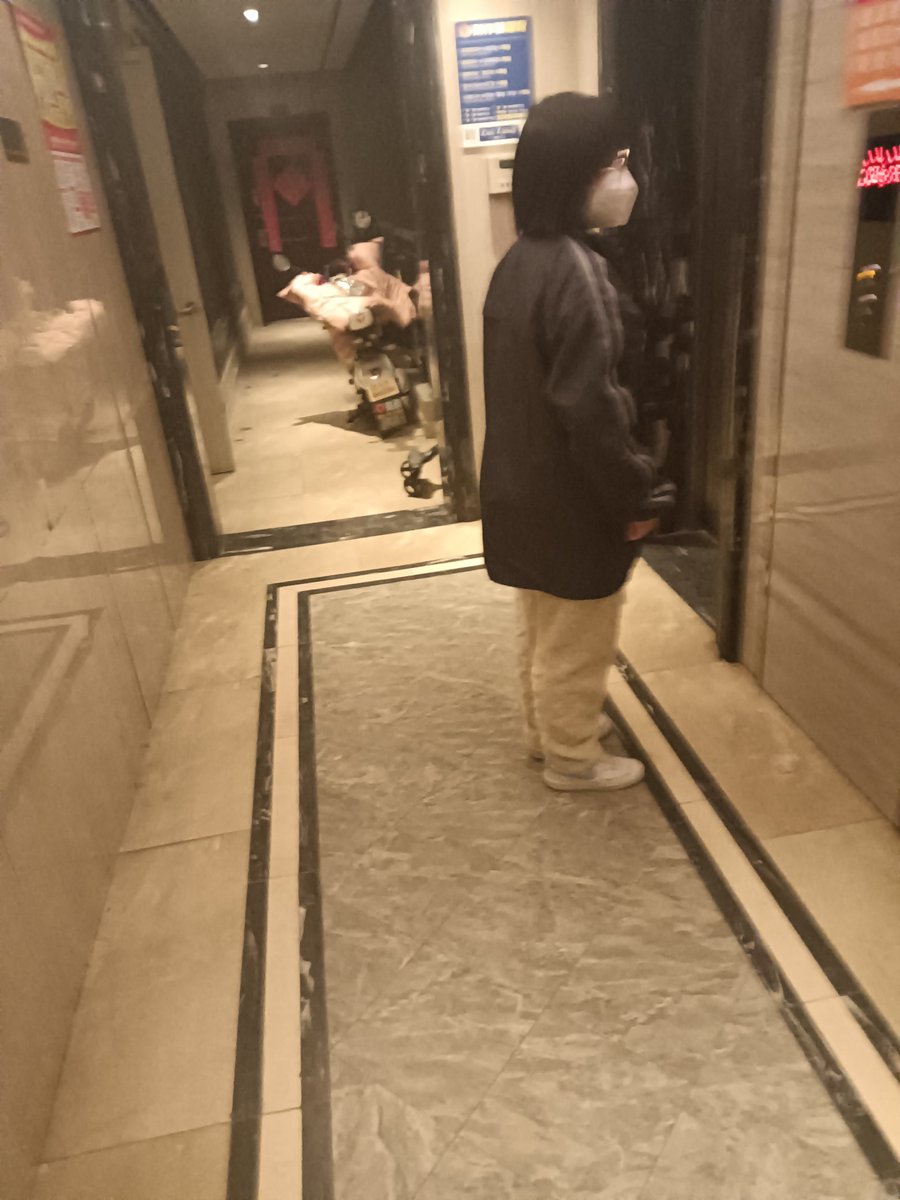 糖 On Twitter 超可爱的高中校服小妹妹,你的小骚鞋充满了汗味,为了不辜负你为我创造的良好环境,我也把存了半个月的精液全部射到到你的鞋里,第二天就踩着你最喜欢的精液去上学吧。