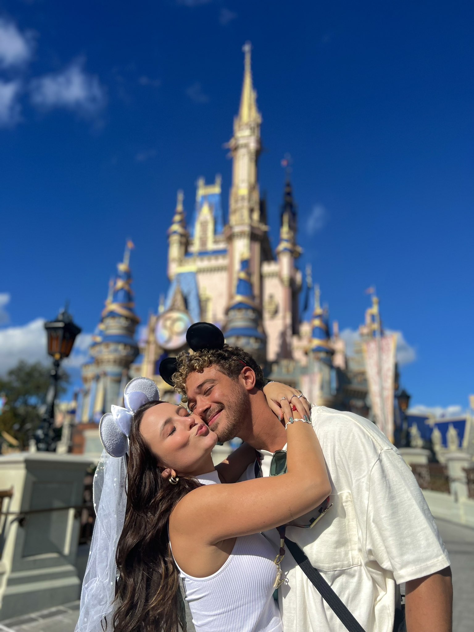 Larissa Manoela on Twitter: "NOIVO na Disney Declaro encerrada as temporadas. Agora é pra vida ...