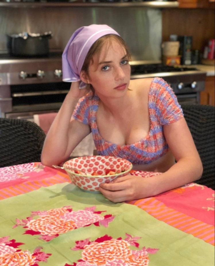 daily maya hawke on Twitter: "maya hawke strawberry girlfriend 🍓🍓 https://t.co/g8mih6XOyu" / Twitter