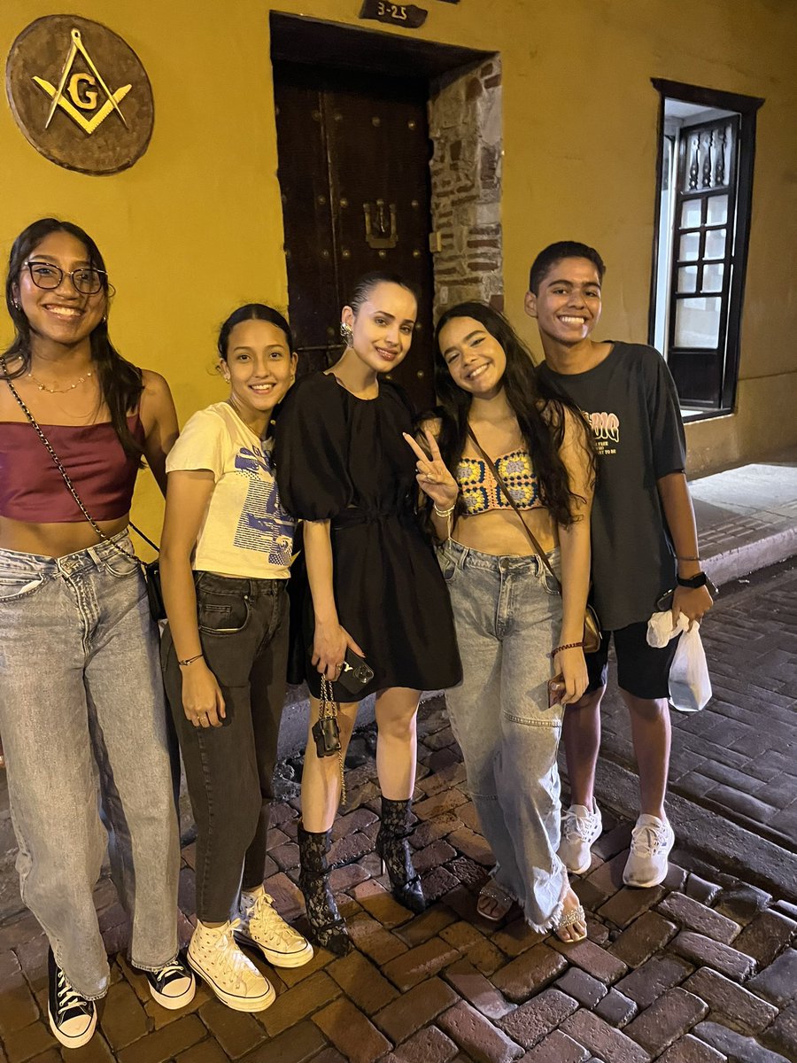 Sofia Carson Info | Fan Account on Twitter: "📸 Nova foto de Sofia Carson com fãs na Colômbia."