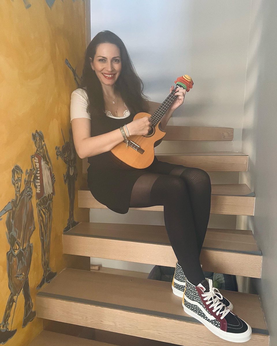 Ezo Sunal on Twitter: "İyi seneleeer :) diş dekolteli yıllar dilerim 😄"