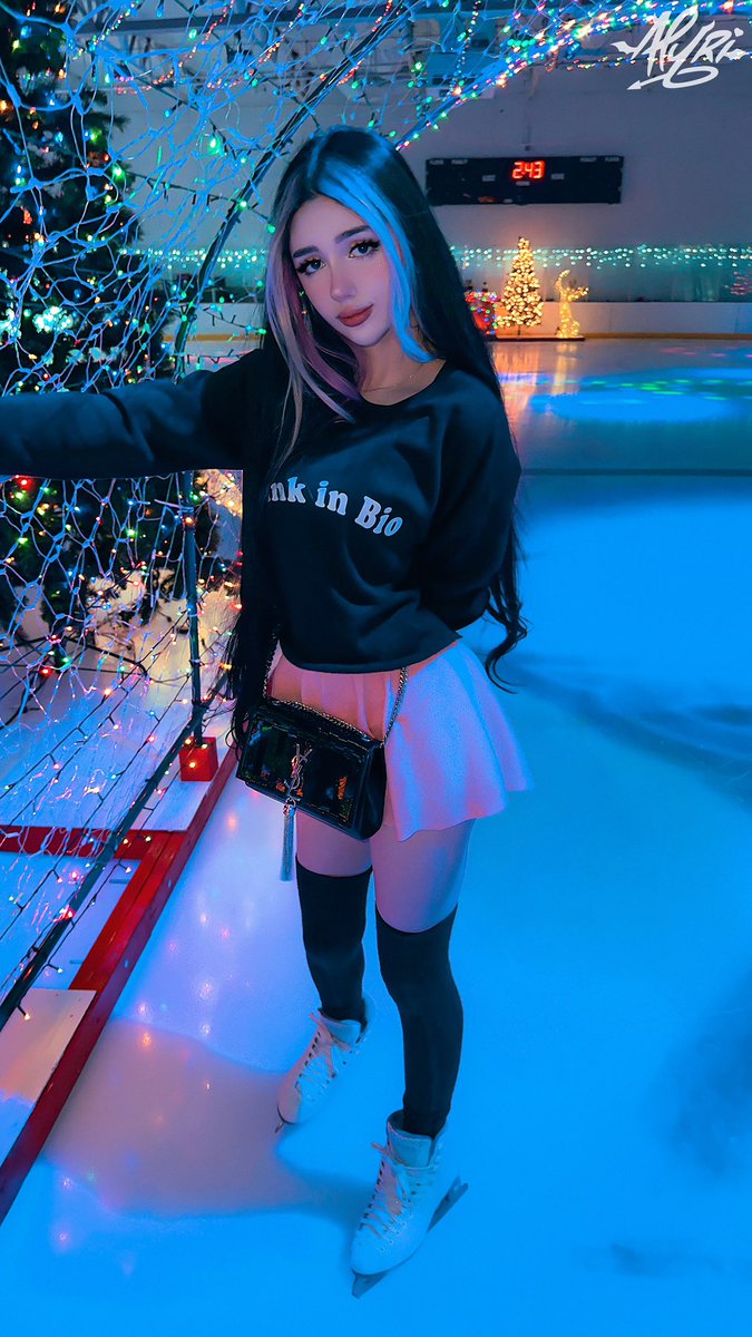 Gamer girl goes ice skating 💙 Alyri @alyri_tv