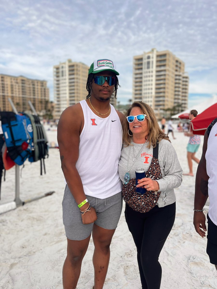 Lisa Marie Wheat-Pierce 💃 on Twitter: "I’m not having to much fun 😘🤩 #Illini"