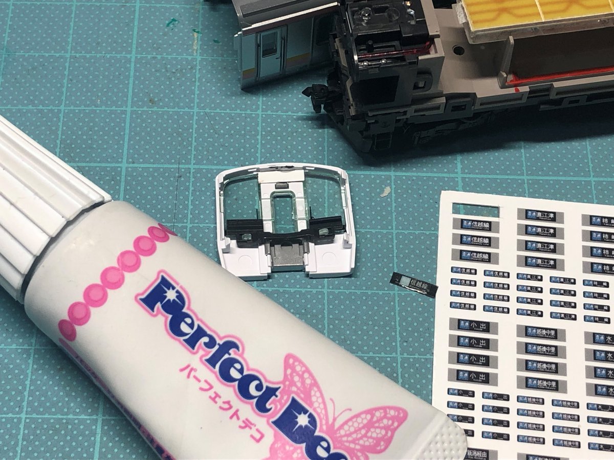 peld_y on Twitter: "TOMIX E129系、前面行先表示LEDシール貼り変え。TOMIX純正からジオマトリックス製に。 信越線の水色地「普通」が純正シールだと薄すぎて見え ...