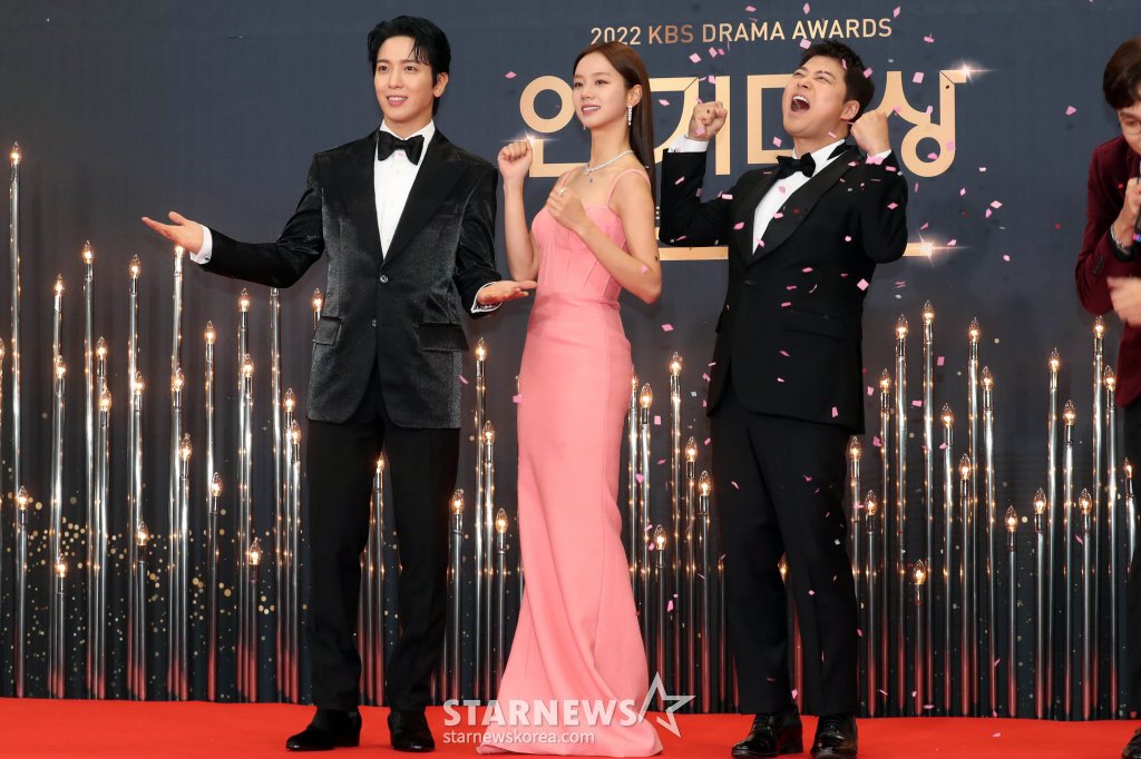K-Drama Menfess on Twitter: "•kdm• KBS Drama Award 2022 MC trio 😍 So powerfull, hyeri cantik sekali"