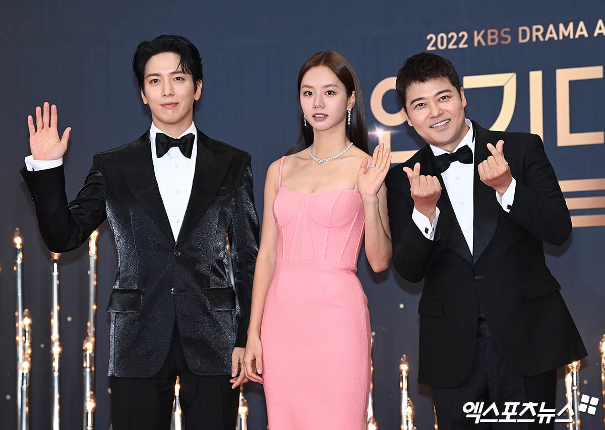 K-Drama Menfess on Twitter: "•kdm• KBS Drama Award 2022 MC trio 😍 So powerfull, hyeri cantik sekali"