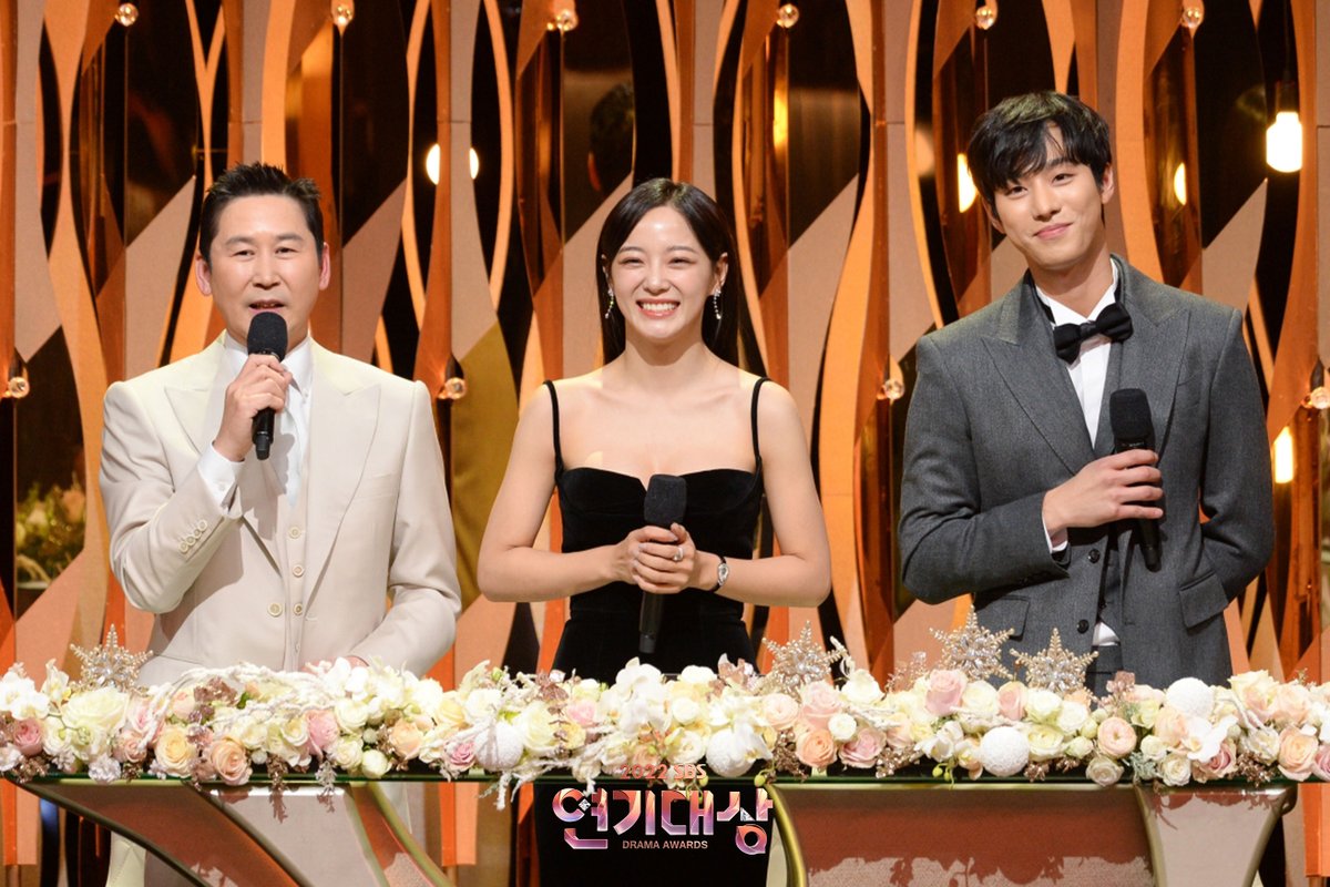 김세정 KIM SEJEONG on Twitter: "RT @SBSNOW: MC #신동엽 #안효섭 #김세정 #연기대상MC #2022SBS연기대상 #SBSDramaAwards ...