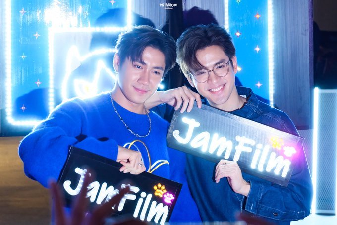 素檬 on Twitter: "jamfilm 新年快乐 很开心能认识你们 新的一年希望你们可以拍更多的剧 一直在一起哦🐶🐱 拉过勾了要算数哦 #JFxWinterChillGarden # ...